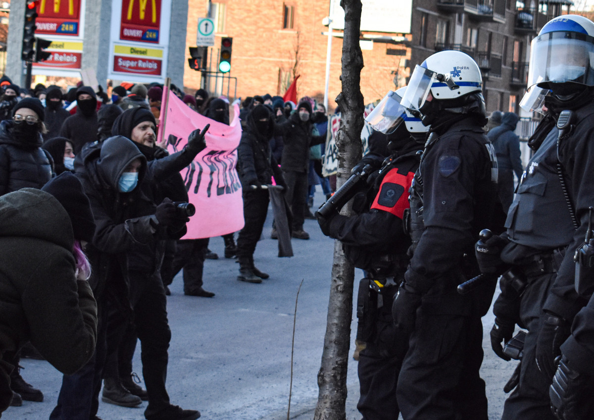 Protesters avoid police crackdown during march against police brutality ...