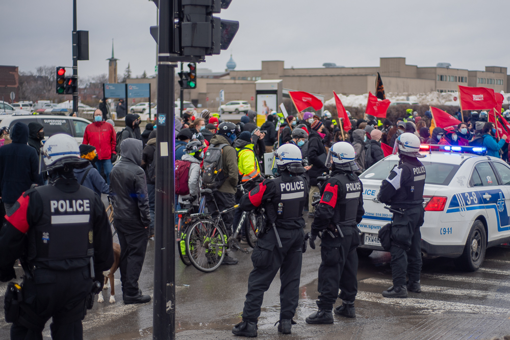 Montrealers gather in counter-protest against supporters of “Freedom ...